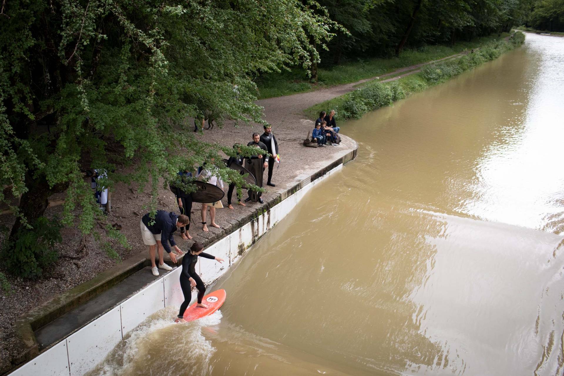 River surfing in Munich | simply Munich